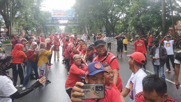 Tewaskan 1 Peserta, Tarik Tambang IKA Unhas Sulsel untuk Pecahkan Rekor ... Tewaskan 1 Peserta, Tarik Tambang IKA Unhas Sulsel untuk Pecahkan Rekor ...