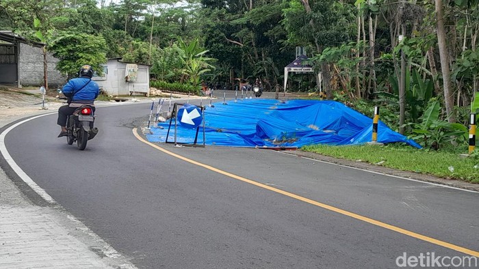 Jalan Pangandaran-Banjar yang Ambles Tak Kunjung Diperbaiki Jalan Pangandaran-Banjar yang Ambles Tak Kunjung Diperbaiki