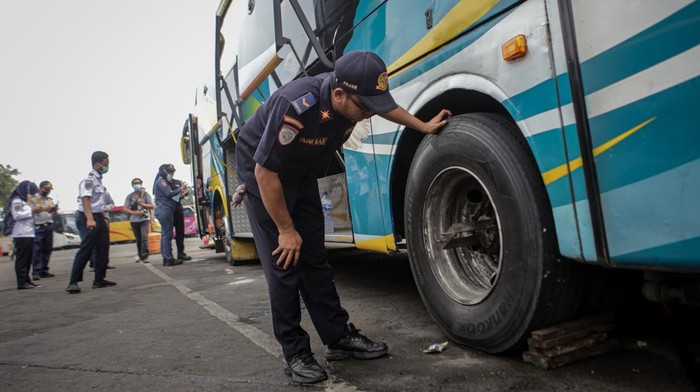 Jelang Nataru, Bus di Terminal Kalideres Diperiksa Kelaikannya