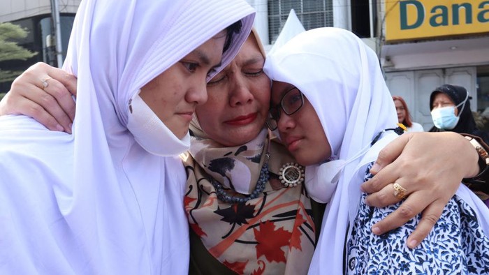 Momen Haru Ratusan Anak Basuh hingga Cium Kaki Ibunya Momen Haru Ratusan Anak Basuh hingga Cium Kaki Ibunya