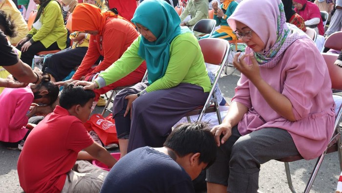 Momen Haru Ratusan Anak Basuh hingga Cium Kaki Ibunya Momen Haru Ratusan Anak Basuh hingga Cium Kaki Ibunya