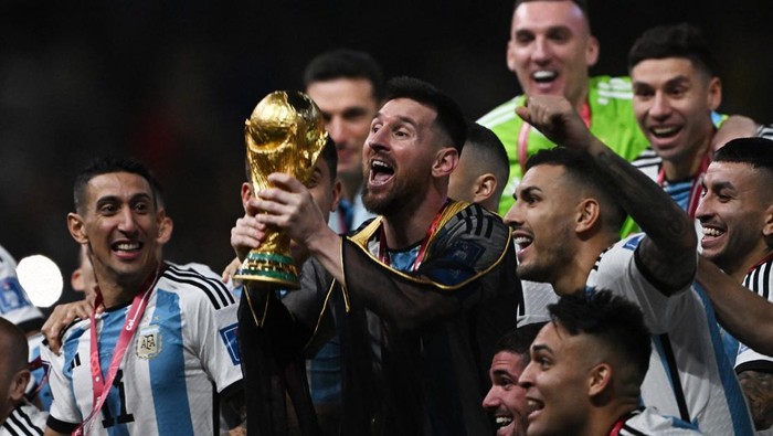 Momen Messi Pakai Jubah Arab Angkat Trofi Piala Dunia 2022