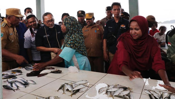Momen Zulhas Coba Tradisi Barter di Fakfak