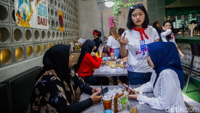 Wajah-wajah Jutek Bikin Emosi di Karen's Diner