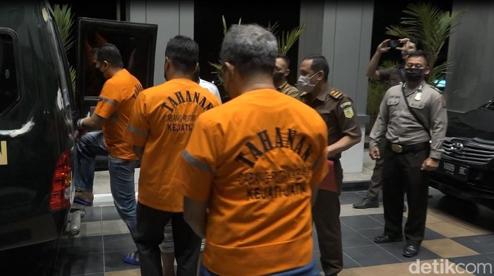 Penampakan 5 Tersangka-Barang Bukti Kasus Tragedi Kanjuruhan di Kejati Jatim