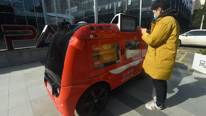 Canggih! Mobil Mungil di China Ini Jualan Makanan Tanpa Pengemudi Lho
