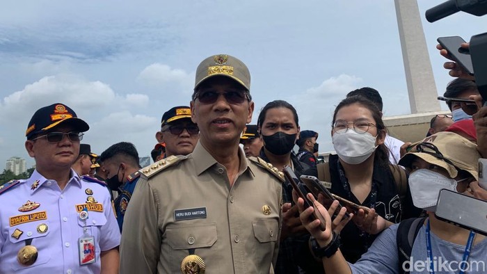 Ada Potensi Banjir Besar di DKI, Heru Budi Imbau Perkantoran Terapkan WFH Ada Potensi Banjir Besar di DKI, Heru Budi Imbau Perkantoran Terapkan WFH