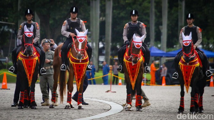 Polisi Berkuda-Anjing Pelacak Ikut Apel Operasi Lilin