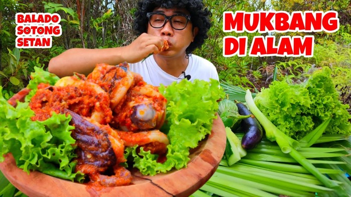 10 YouTuber Ini Bikin Konten Mukbang dengan Konsep Alam Asri