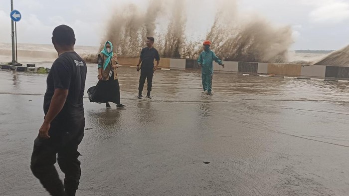 Waspada Gelombang Tinggi Nelayan Di Parepare Diminta Tak Melaut