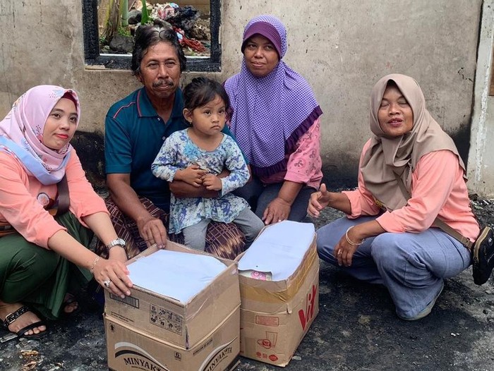 Relawan Mak Ganjar Bantu Warga Korban Kebakaran di Gunung Kidul Relawan Mak Ganjar Bantu Warga Korban Kebakaran di Gunung Kidul