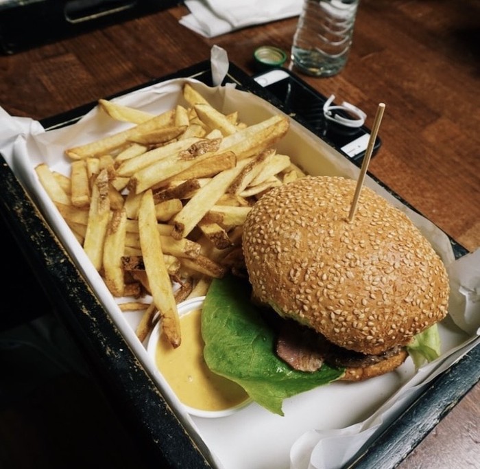Greta Irene, Kakak Mendiang Laura Anna yang Doyan Burger Greta Irene, Kakak Mendiang Laura Anna yang Doyan Burger