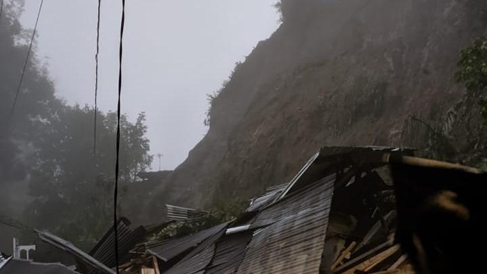 Longsor Terjang Permukiman di Bangkeng Tabbing Gowa, 3 Warga Tewas Longsor Terjang Permukiman di Bangkeng Tabbing Gowa, 3 Warga Tewas