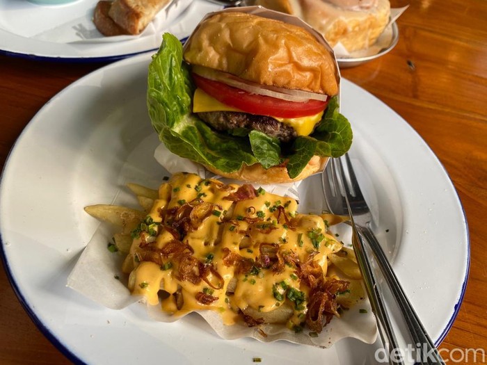 Makan Burger hingga Sup Tomat Enak di Resto Gaya Amerika