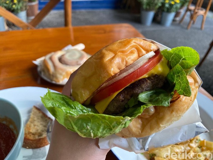 Makan Burger hingga Sup Tomat Enak di Resto Gaya Amerika