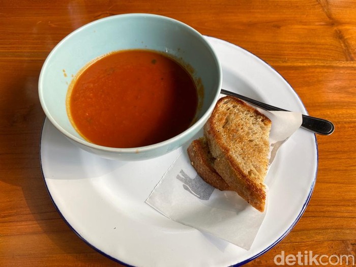Makan Burger hingga Sup Tomat Enak di Resto Gaya Amerika