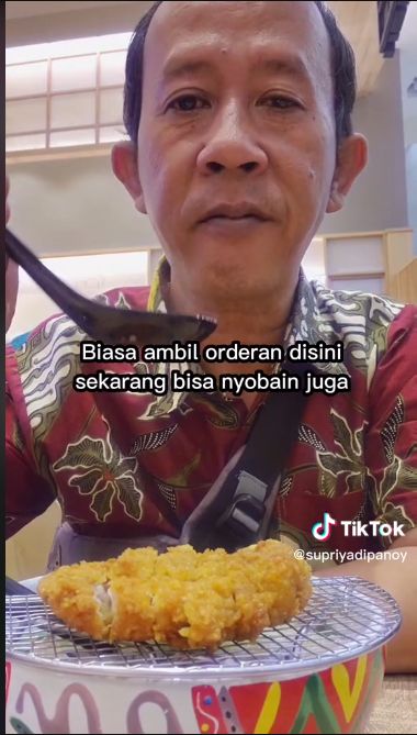 Pertama Kali Makan di Mal, Driver Ojol Ini Mencicipi Ramen Pertama Kali Makan di Mal, Driver Ojol Ini Mencicipi Ramen