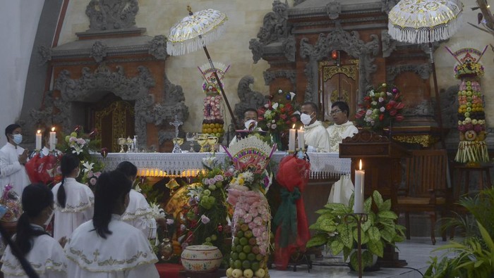 Melihat Misa Malam Natal di Berbagai Kota