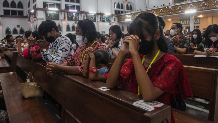 Melihat Misa Malam Natal di Berbagai Kota