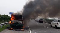 Mobil Elf Terbakar Hebat di Tol Driyorejo Arah Waru