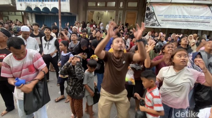 10 Momen Keseruan Tradisi Serak Gulo Warga Keturunan India di Padang