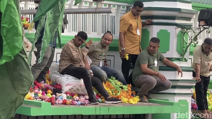 10 Momen Keseruan Tradisi Serak Gulo Warga Keturunan India di Padang