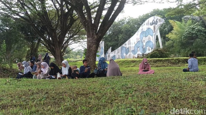 Ramai Warga Kunjungi Kuburan Massal Korban Tsunami Aceh Ramai Warga Kunjungi Kuburan Massal Korban Tsunami Aceh