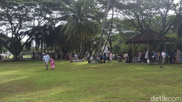 Ramai Warga Kunjungi Kuburan Massal Korban Tsunami Aceh Ramai Warga Kunjungi Kuburan Massal Korban Tsunami Aceh