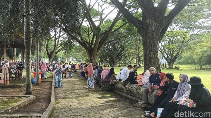 Ramai Warga Kunjungi Kuburan Massal Korban Tsunami Aceh Ramai Warga Kunjungi Kuburan Massal Korban Tsunami Aceh