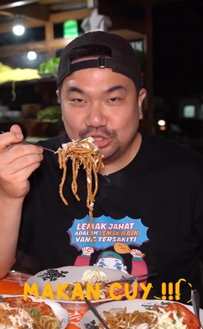Momen Kuliner Seru Nex Carlos, Cicip Bakmi 'Hidden Gem' dan Babi Guling
