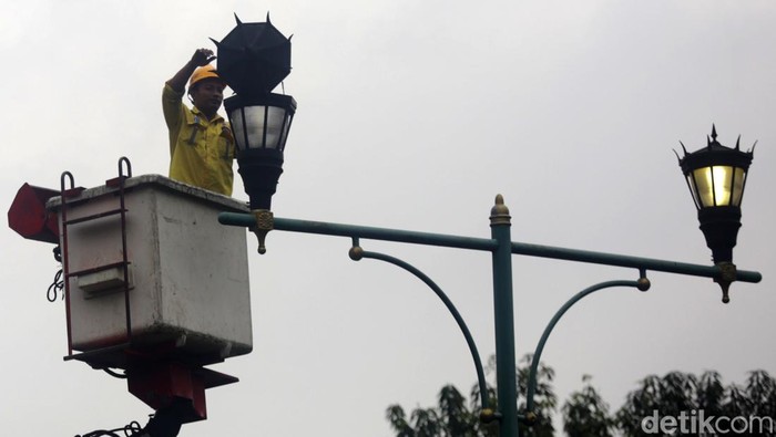 Putus, Lampu Jalan di Kawasan Imam Bonjol Diganti Putus, Lampu Jalan di Kawasan Imam Bonjol Diganti