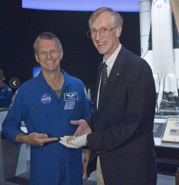 Potret 10 Benda Aneh & Bersejarah yang Dibawa ke Luar Angkasa