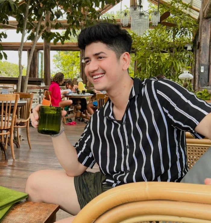 10 Gaya Zikri Daulay Saat Menikmati Jus hingga Floating Breakfast