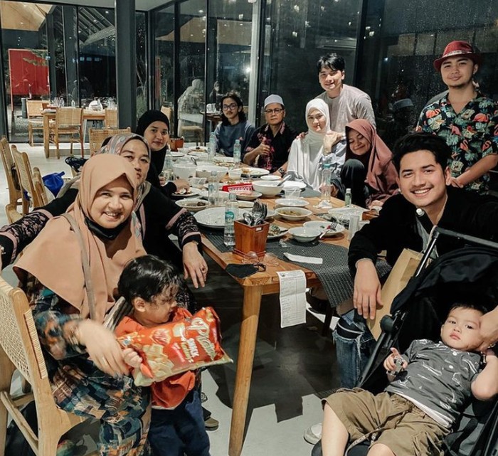 10 Gaya Zikri Daulay Saat Menikmati Jus hingga Floating Breakfast