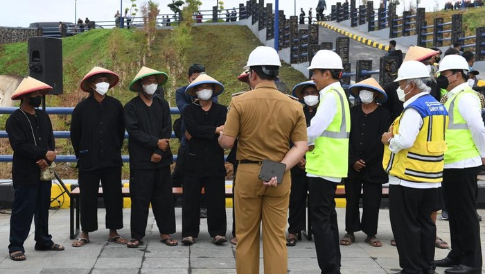 Momen Penuh Tawa Jokowi hingga RK Kasih Tebak-tebakan Kementerian ke Petani Momen Penuh Tawa Jokowi hingga RK Kasih Tebak-tebakan Kementerian ke Petani