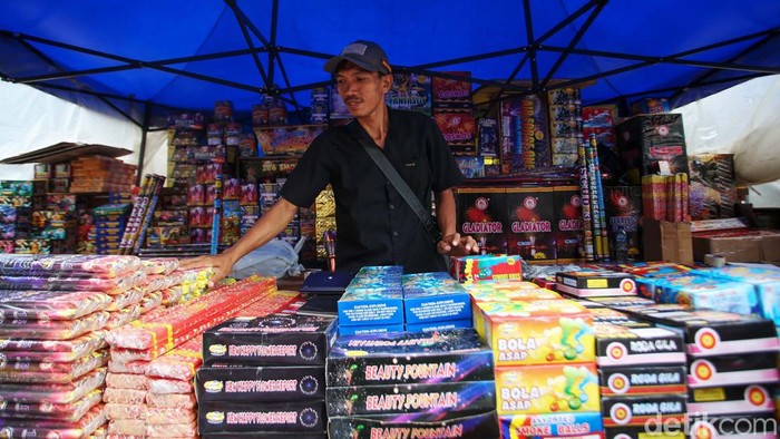 Kembang Api Mulai Diburu Warga Jelang Tahun Baru