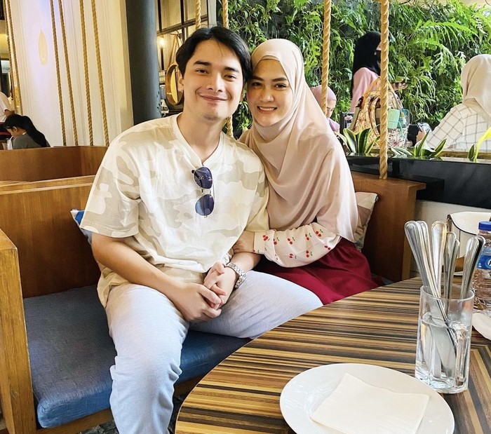 Mesranya Alvin Faiz dan Henny Rahman Saat Kulineran di Restoran hingga ...
