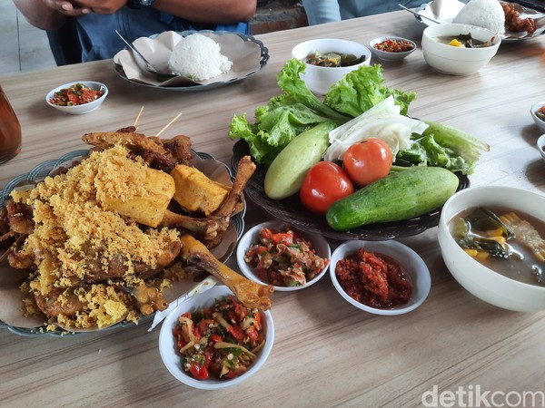 Potret Warung Sunda dengan Pemandangan Hijau di Sentul