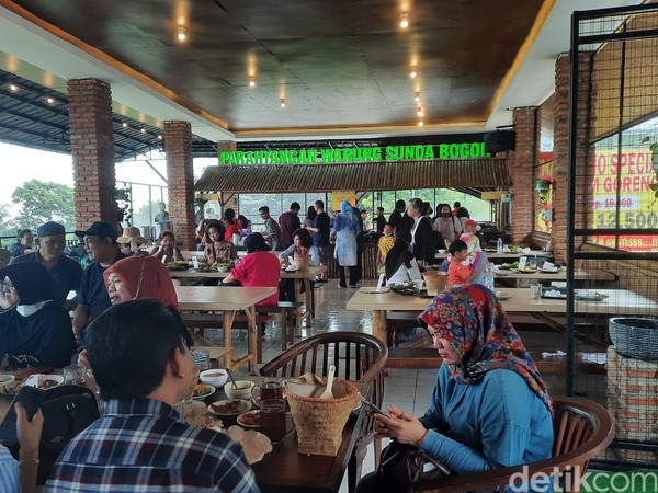 Potret Warung Sunda dengan Pemandangan Hijau di Sentul