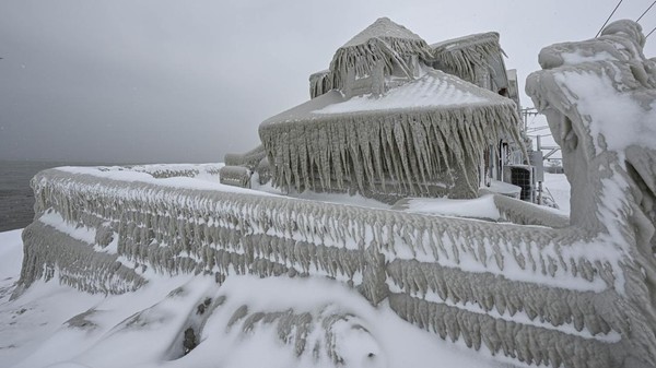 Penampakan Badai Salju Mematikan di AS, Rumah-Mobil Membeku