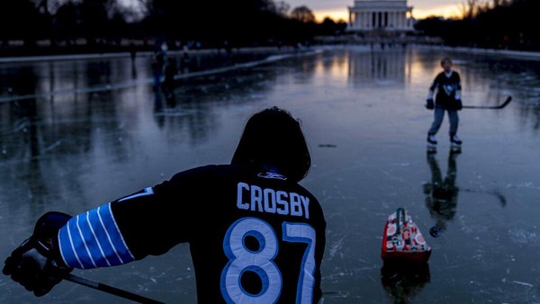 Warga AS Main Hoki Es di Kolam yang Membeku