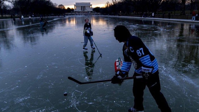 Warga AS Main Hoki Es di Kolam yang Membeku