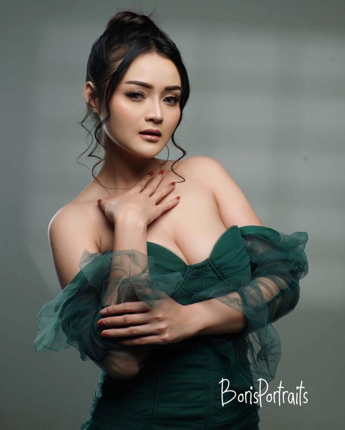 Adelia Zizi Terjun Nyanyi Usai 9 Tahun Jadi Model