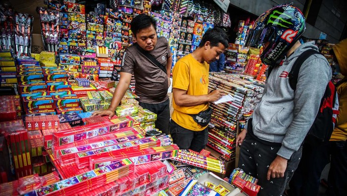 Jelang Tahun Baru, Pedagang Kembang Api Mulai Menjamur Jelang Tahun Baru, Pedagang Kembang Api Mulai Menjamur