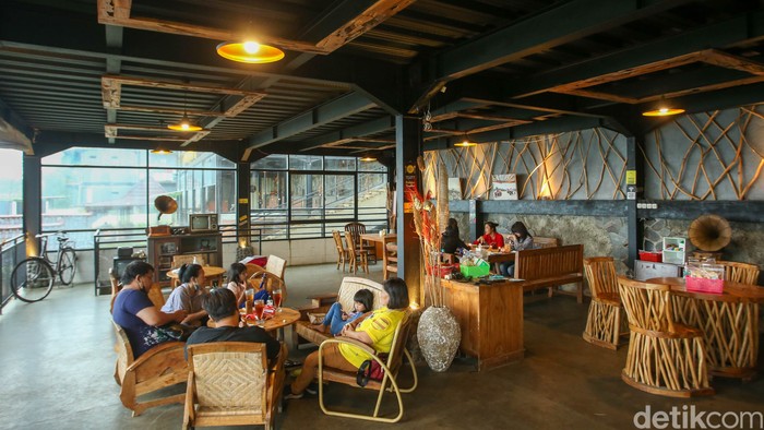 Ngopi Cantik Suasana Asyik di Kafe Bertema Pedesaan Sentul