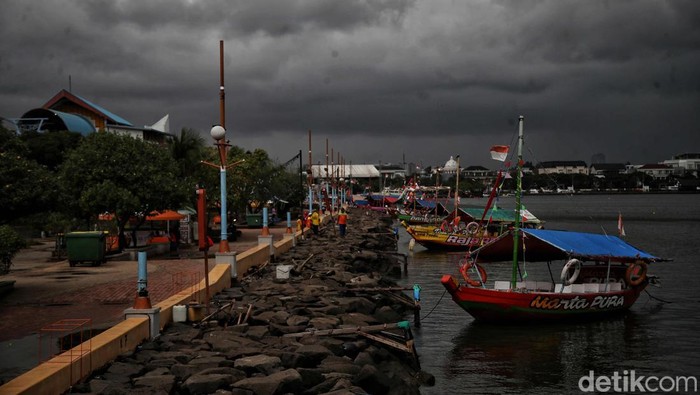 Menikmati Wisata Pantai Ancol di Tengah Prediksi Cuaca Buruk