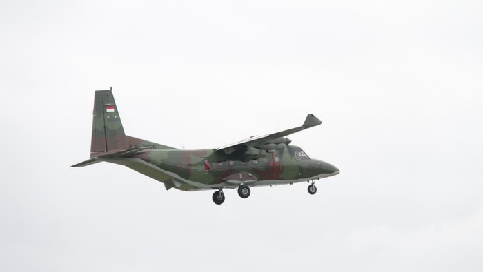 Mulusss.. Pesawat Bikinan PTDI Mendarat di Hanggar TNI AU