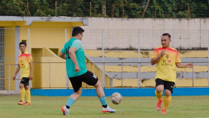 Intip Aksi Bobby Nasution Main Sepakbola di Stadion Baharuddin Siregar Intip Aksi Bobby Nasution Main Sepakbola di Stadion Baharuddin Siregar