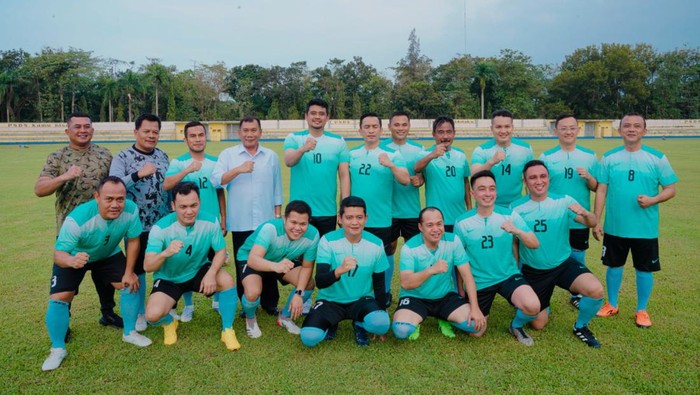 Intip Aksi Bobby Nasution Main Sepakbola di Stadion Baharuddin Siregar Intip Aksi Bobby Nasution Main Sepakbola di Stadion Baharuddin Siregar