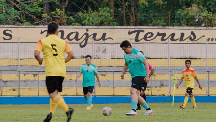 Intip Aksi Bobby Nasution Main Sepakbola di Stadion Baharuddin Siregar Intip Aksi Bobby Nasution Main Sepakbola di Stadion Baharuddin Siregar